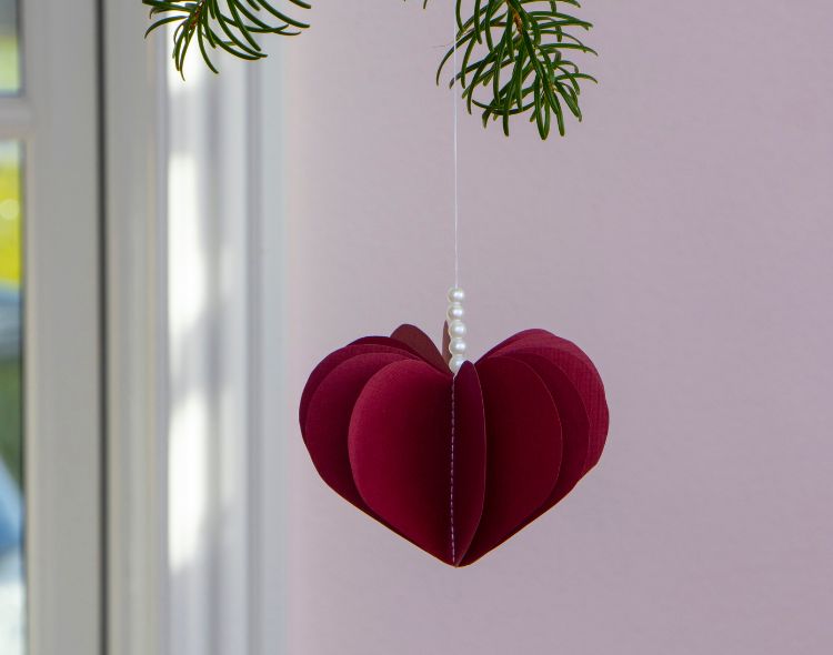 DIY: Et sødt hjerte-ophæng i papir og perler | ISABELLAS