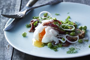 Rugbrødsmad med pocheret æg, gravad lammemørbrad og friske ærter ...