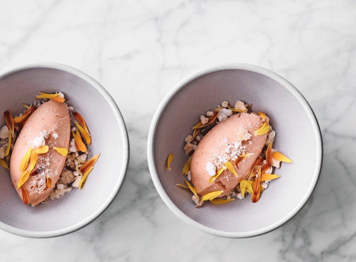 Hyben-æble-sorbet med drys af marengs, nødder og morgenfrue | ISABELLAS