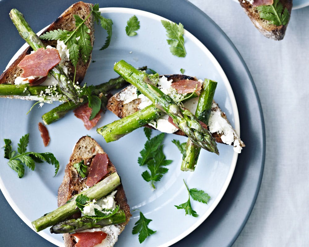 WEEKEND BITES | Grønne asparges med friskost, sødskærm og skinke på ...