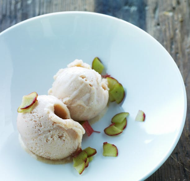 Rabarbersorbet med råsyltede rabarber | ISABELLAS
