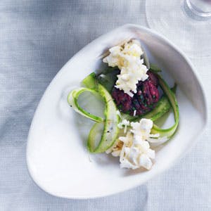 Oksetatar med grønne asparges, popcorn og parmesan | ISABELLAS