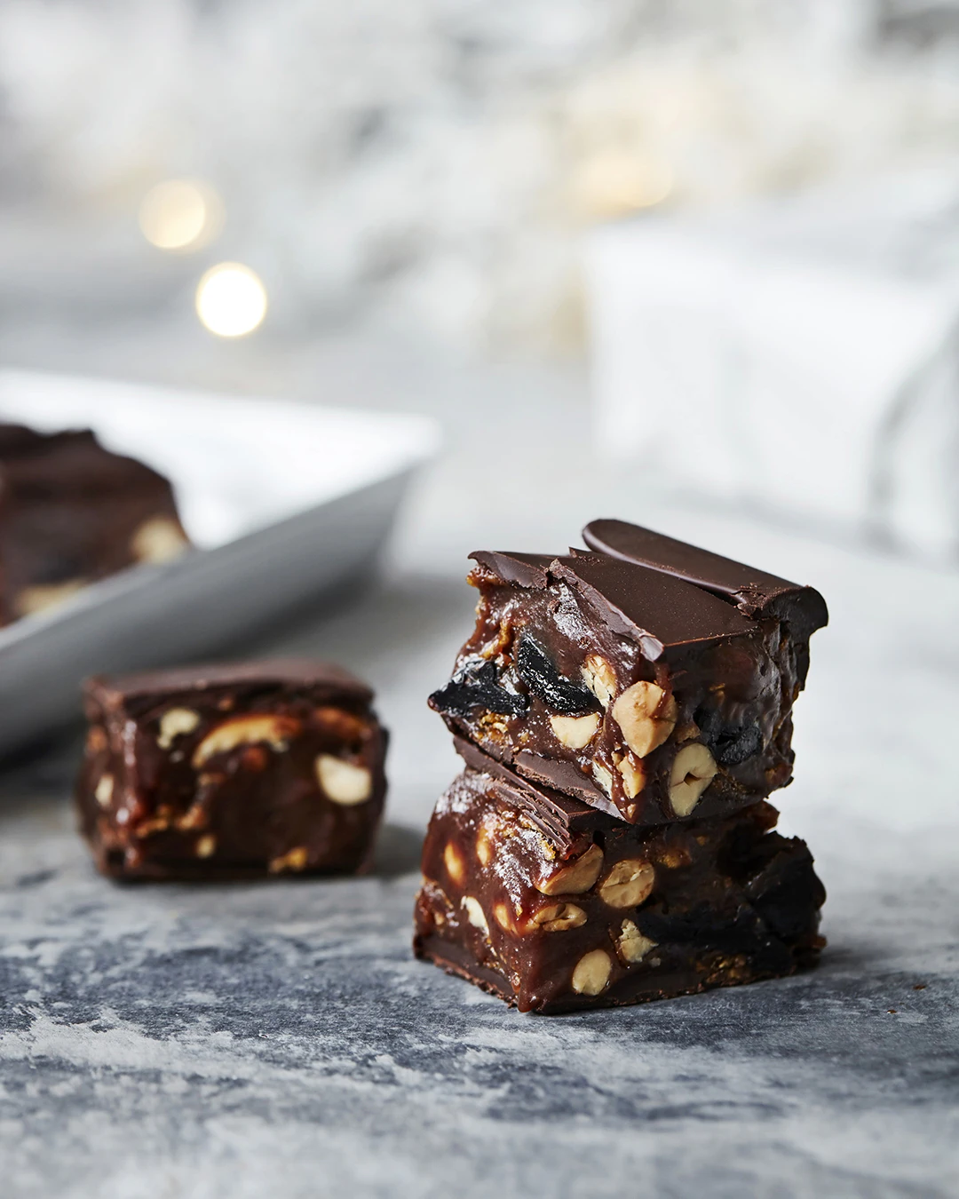 Fudge med peanuts, cornflakes og kirsebær| ISABELLAS